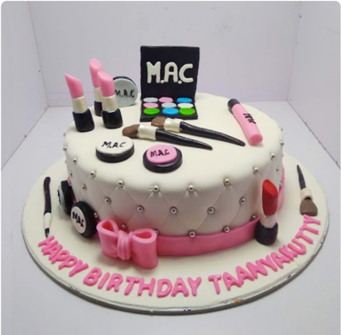 Cosmetic Kit Fondant Cake